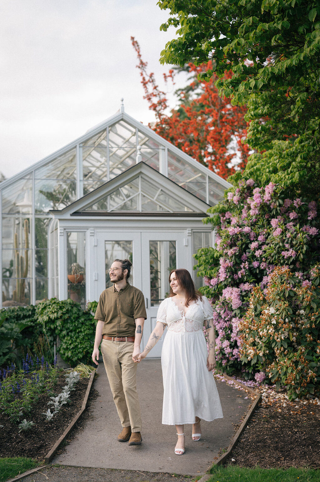 A Floral Spring Engagement Session at Volunteer Park